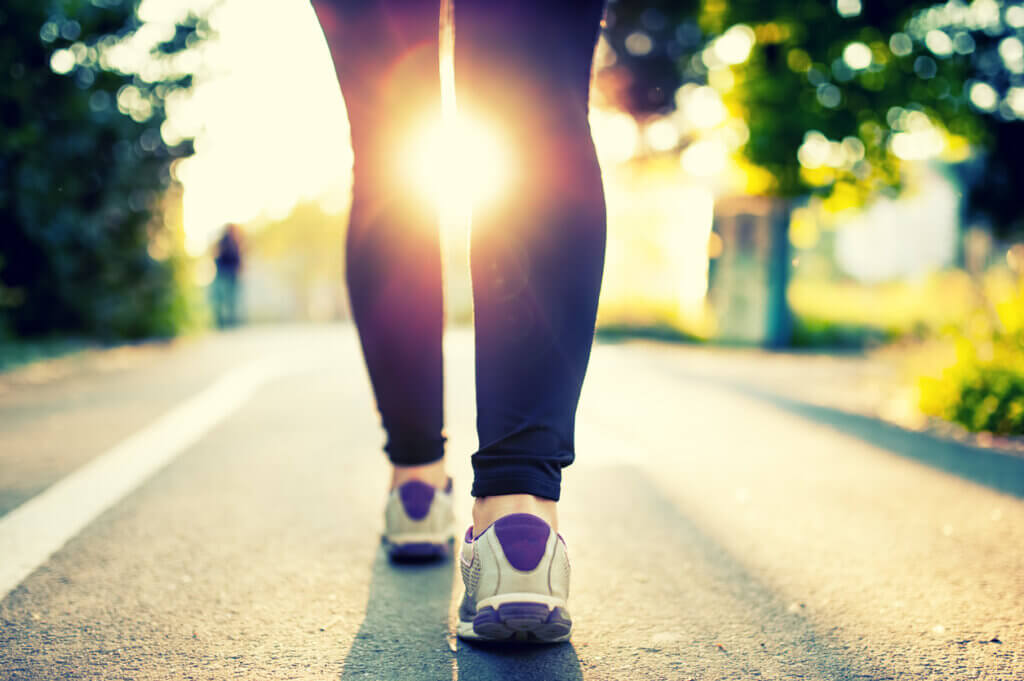 ¿Cuál es la postura correcta al caminar? - Eres Deportista