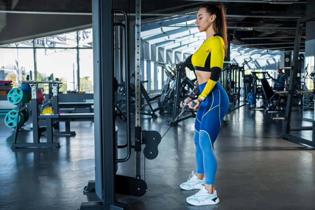 Flexión codos con polea: técnica y consejos - Eres Deportista