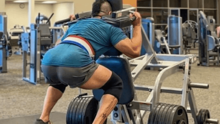 Sentadilla «hack» invertida: beneficios y cómo hacerla - Eres Deportista