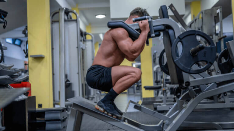 Sentadilla «hack» invertida: beneficios y cómo hacerla - Eres Deportista